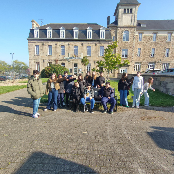La classe théâtre du collège en sortie à Guingamp : une plongée dans l’univers de David Lescot ...